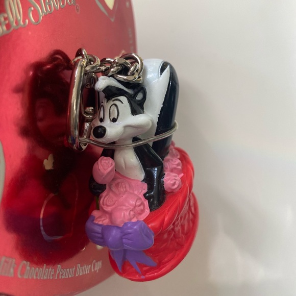 Toys | Collectible Looney Tunes Pepe Le Pew On Float Key Chain Russell ...